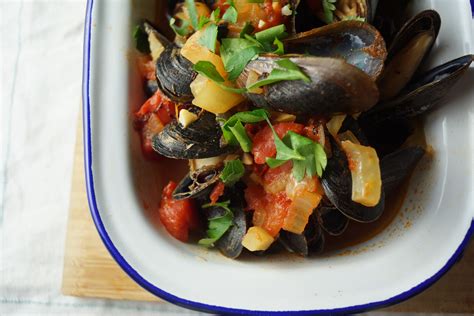 12914 Steamed Mussels With Fennel Tomato And Saffron Broth