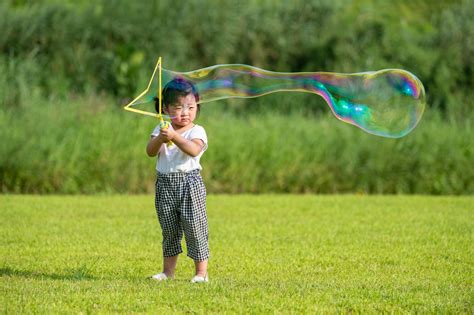 Uncle Bubble Bouncing Bubbles