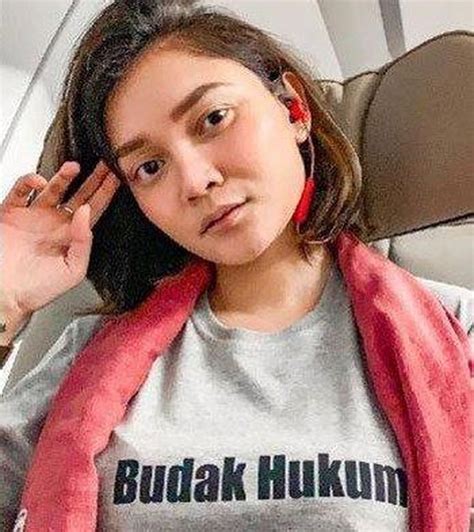 7 Potret Seali Istri Brigjen Pol Hendra Yang Sempat Mesra Dengan Ariel