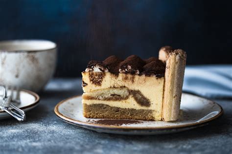 티라미수 디저트 슬라이스 신선한 생일 케이크입니다 경로 클리핑 발렌타인 데이 어머니의 날 여성의 날 결혼식 개념 플랫 레이 상단 보기 복사 구도에 대한 스톡 사진 및 기타