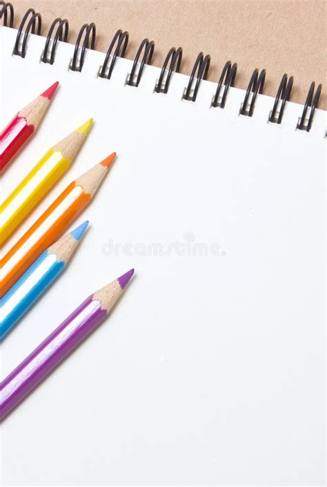 Cuaderno En Blanco Con El Lápiz Del Color Foto de archivo Imagen de