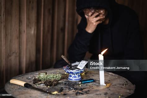 스트레스와 외로움을 보여주는 여성 노숙자 남자 마약 중독자 혼자 앉아 불안과 외로운 느낌 버려진 집에서 우울 사회 다큐멘터리 개념 복사 공간 빈곤에 대한 스톡 사진 및 기타