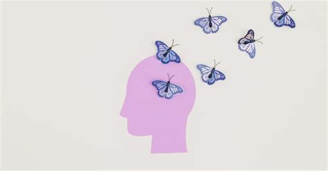 Danaus Plexippus 고요한 곤충 관념적인 나비 나비떼 독창성 머리 머리 실루엣 몽환 미니멀리스트