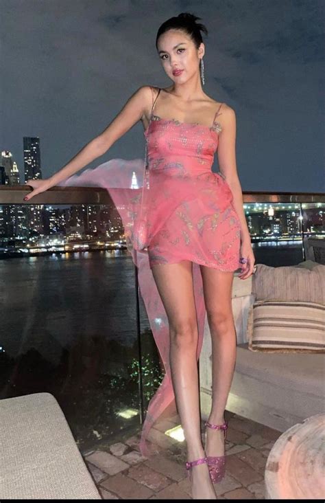 해연갤 올리비아 로드리고는 엄청 말랐는데 몸매 볼륨이 장난아님