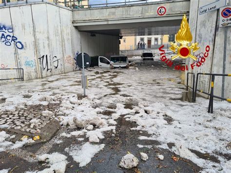 Firenze s imbianca per la grandine forte nubifragio in città