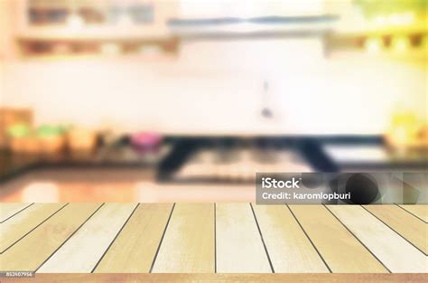 빈 나무 테이블과 흐리게 부엌 Backgroundcan 몽타주에 대 한 사용 또는 귀하의 제품을 표시 0명에 대한 스톡 사진 및