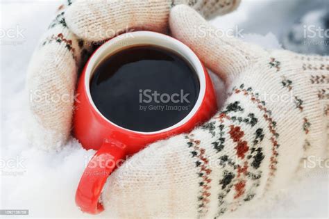 모직 장갑에 손을 잡고 뜨거운 차 또는 커피 눈 속에 서 있는 붉은 얼굴 서리가 화창한 날에 피크닉입니다 겨울 산책에 온난화의 개념 갈색에 대한 스톡 사진 및 기타 이미지