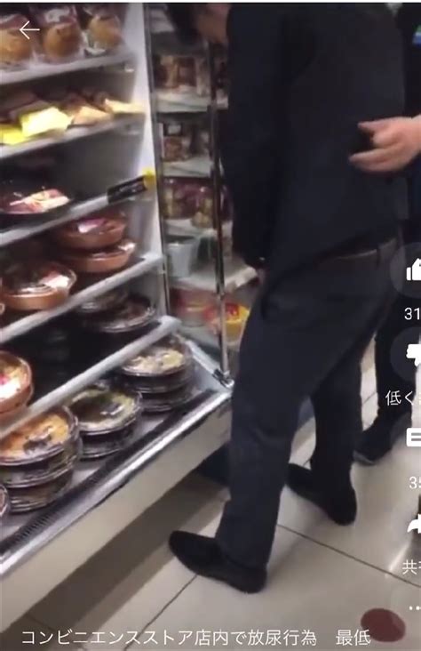 好恶心！在便利商店脱裤⚡缺德男闯「超商冷藏架」， 从便当上尿到门口外！（内附视频） Nestia