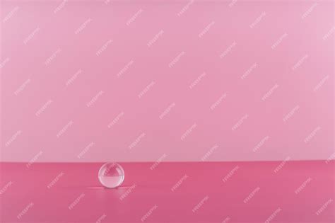 제품 프레젠테이션을 위한 코스메틱 배경 연단 투명한 구 장식이 있는 핑크색 배경 향수 광고 화장품 스탠드 배경을 위한 모형