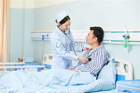 간호사는 청진기로 몸을 검사 사진 무료 다운로드 Lovepik