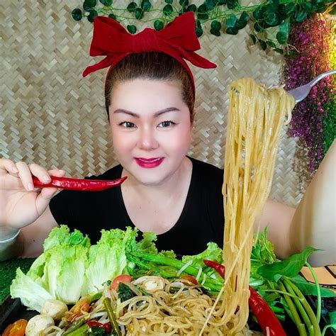 ขาวจ่า พากินแซบ กินข้าวปุ้นซาวน้ำปลาร้าหมูกรอบ Facebook