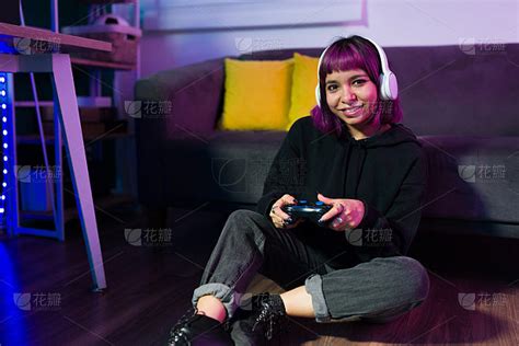 美女喜欢玩游戏