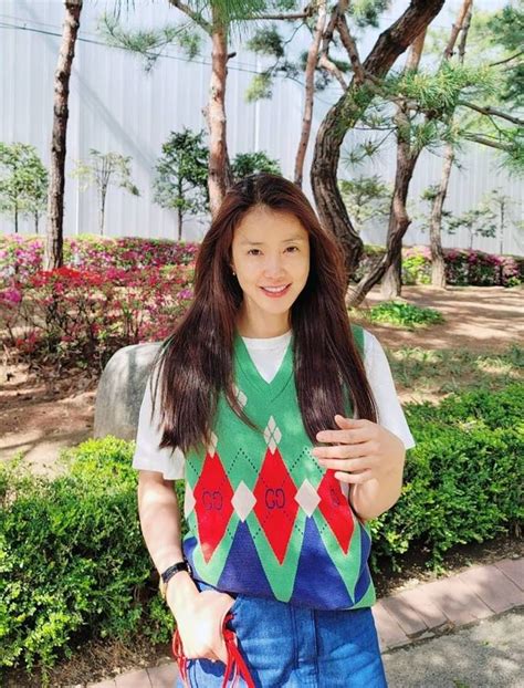 패션엔 이시영 오늘은 복고풍 데님 스커트룩 ‘상큼하게 빛나네