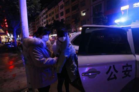 广西一养生馆被查，一批小姐姐被带走！网友：她们不能在家过年了影响中心色情
