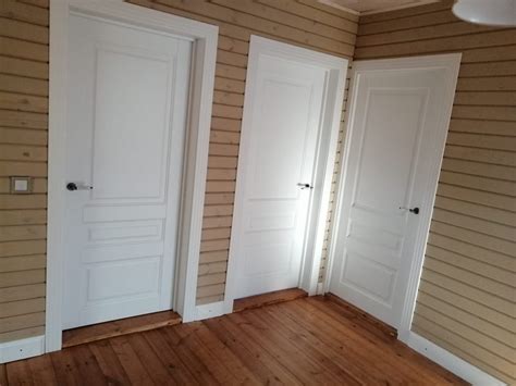 Белые наличники на двери - 8 фото