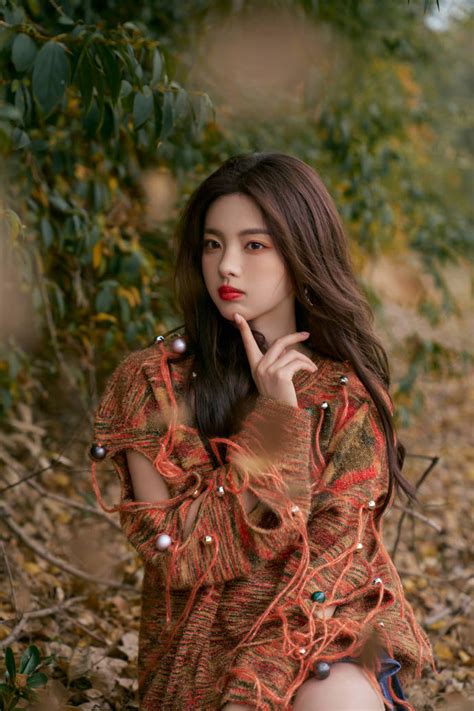 杨超越穿彩色毛衣时尚个性 托脸卖萌如元气少女 搜狐大视野 搜狐新闻
