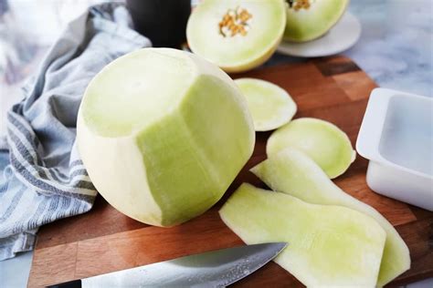 How To Pick A Honeydew Melon The Produce Moms