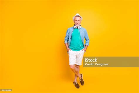 라이프 스타일 청바지 데님 의류 다름 스타일 개념입니다 전체 길이 크기 보기 사진 초상화의 부유한 흥분 교차 피트 절연 밝은 배경으로 서 평온한 잘생긴 멋진 신사 남자에