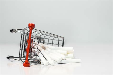 복사 사양으로 흰색 배경에 지갑이있는 미니 쇼핑 카트에 담배를 닫습니다 0명에 대한 스톡 사진 및 기타 이미지 0명 개념 건강관리와 의술 Istock