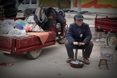 山西运城7旬老人种地年赚3万多元，赶年集还要卖柿饼背后有故事柿饼老人运城新浪新闻