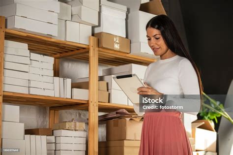 패키지에 대한 데이터를 확인하는 동안 디지털 태블릿을 사용하는 여성 25 29세에 대한 스톡 사진 및 기타 이미지 25 29세 기업 재무와 산업 기업가 Istock