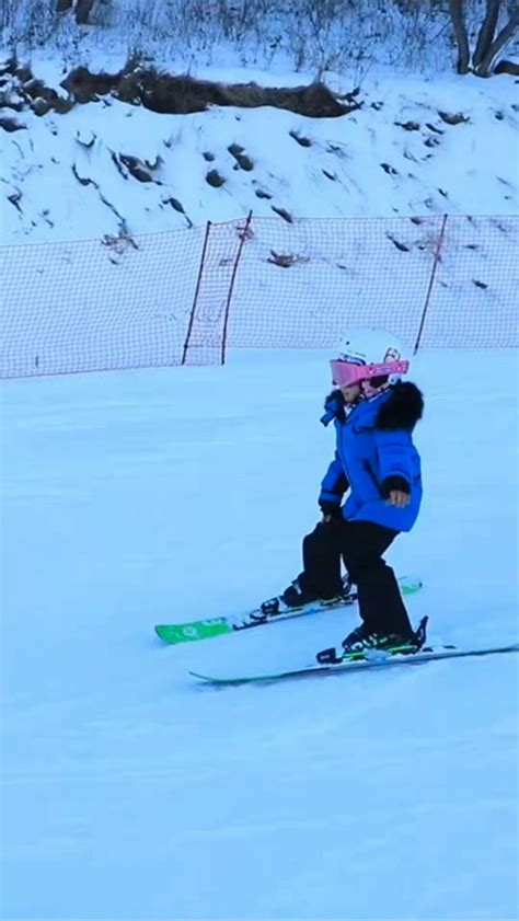 章子怡晒女儿醒醒滑雪视频 母女两人穿亲子装活力满满新浪图片