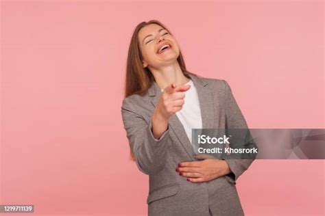 하하 넌 말도 안돼 카메라를 가리키고 웃고 조롱하는 비즈니스 슈트를 입은 젊은 여성의 초상화 비웃음에 대한 스톡 사진 및 기타
