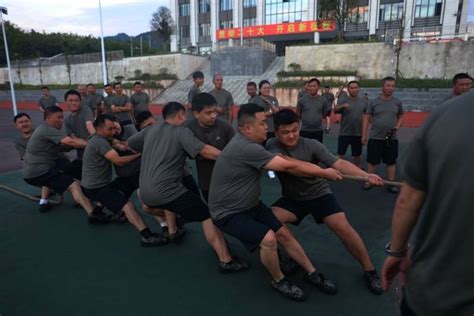 凝心聚力 “绳”采飞扬！息烽县人武部组织集训民兵举行拔河比赛队伍活动协作