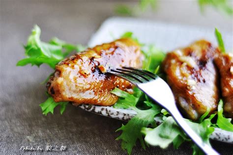 鸡翅这样做脱骨又入味，不用烤箱不用油，好吃入味