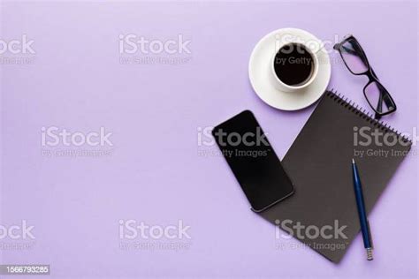 노트북 스마트폰 및 기타 커피 한 잔이 있는 현대적인 사무실 책상 테이블 디자인할 수 있는 빈 노트북 페이지입니다 상단 보기