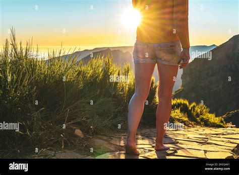 Description Jambes D Une Femme Sportive Marchant Pieds Nus Dans Le