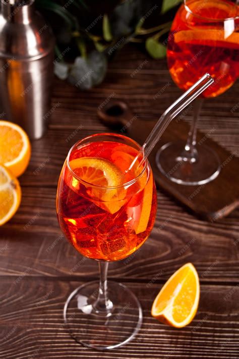 Bebida Alcohólica Cóctel Italiano Aperol Spritz Con Cubitos De Hielo Y