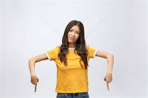 年轻有吸引力的亚洲年轻女她用不愉快的高清图片下载 正版图片505746195 摄图网
