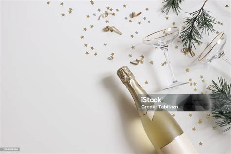 크리스마스 새해 복 많이 받으세요 축제 배너 샴페인 와인 한 병 황금 별 색종이 반짝이 소나무 가지 그리고 흰색 배경에 고립 된 음료수 잔 플랫 레이 평면도 공간을