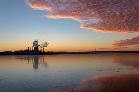 대기로 오염을 방출 하는 공장 파이프의 보기 환경 문제 선셋 레드 선 0명에 대한 스톡 사진 및 기타 이미지 0명 강철 공장 산업 건물 Istock