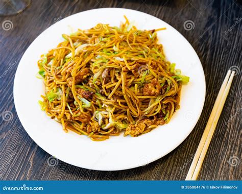 Nouilles De Boeuf Frites Chinoises Servies Sur Plateau Photo Stock