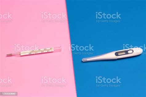 분홍색과 파란색 배경에 두 개의 온도계 1개의 수은 및 다른 전자 제품 0명에 대한 스톡 사진 및 기타 이미지 0명 가정