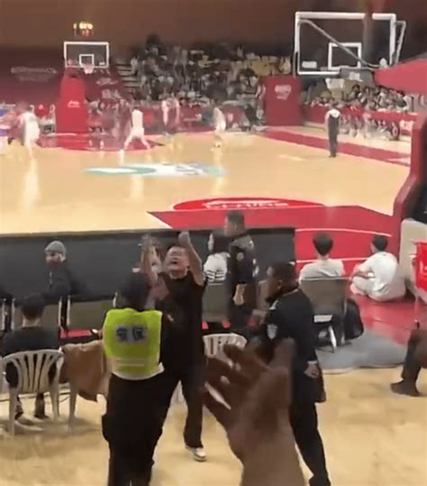 火爆赵继伟与自家球迷对骂辽篮家属竖中指爆粗杨鸣也比划起来 浙江 比赛 浙江