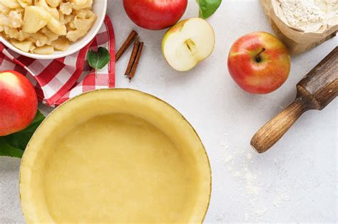 조리되지 않은 파이 크러스트와 사과 파이를 만들기위한 재료를 비우기 가을에 대한 스톡 사진 및 기타 이미지 가을 오븐에 굽기 사과 Istock