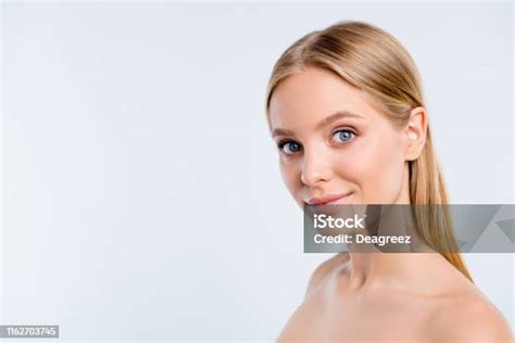 닫착 초상화 의 좋은 귀여운 사랑스러운 사랑스러운 사랑스러운 달콤한 Winsome 섬세한 진정 금발 소녀 순수한 깨끗한 맑은 피부 복사 빈 빈 공간 밝은 회색 배경 위에