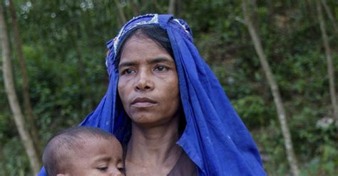 아픈 딸과 로힝야족 무슬림 여성