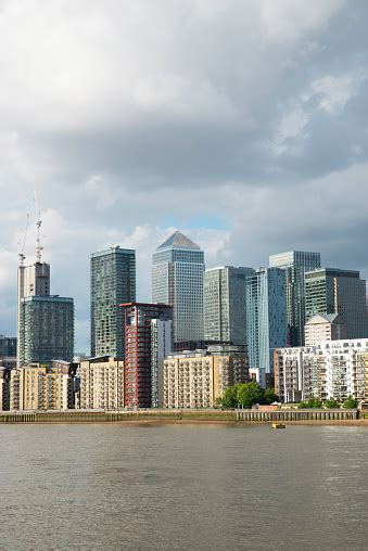 넓은 강 운하 시내 해안 아름 다운 지구의 반대편에 주거 건물 강에 대한 스톡 사진 및 기타 이미지 강 건축 경관 Istock