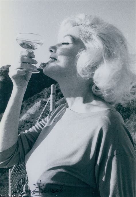 Photos Of Marilyn Monroes Final Shoot Go Up For Auction Daily Mail