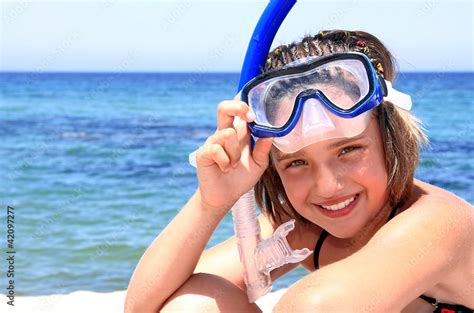 Mädchen Mit Taucherbrille Und Schnorchel Am Strand Stock Foto Adobe Stock