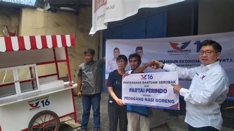 Bacaleg Partai Perindo Gunawan Bagikan Gerobak Ke Penjual Nasi Goreng