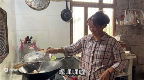 王二妹和三孃一起去买鸡枞菌，好大的鸡枞菌，太惹人爱了太美味了 Youtube