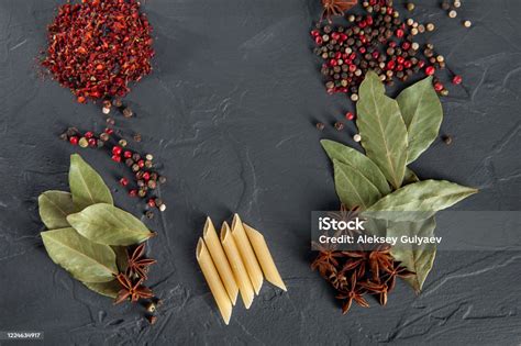 이탈리아 음식 이나 재료 배경 파스타와 향신료 상단보기 위에서보기 건강한 식생활에 대한 스톡 사진 및 기타 이미지 건강한 식생활 날것 마카로니 Istock