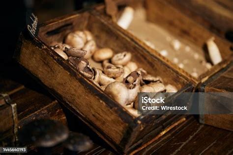 남아프리카 공화국 케이프타운의 식품 시장에서 나무 상자에 담긴 버섯 근접 촬영 0명에 대한 스톡 사진 및 기타 이미지 0명 건강한 생활방식 나무 상자 Istock
