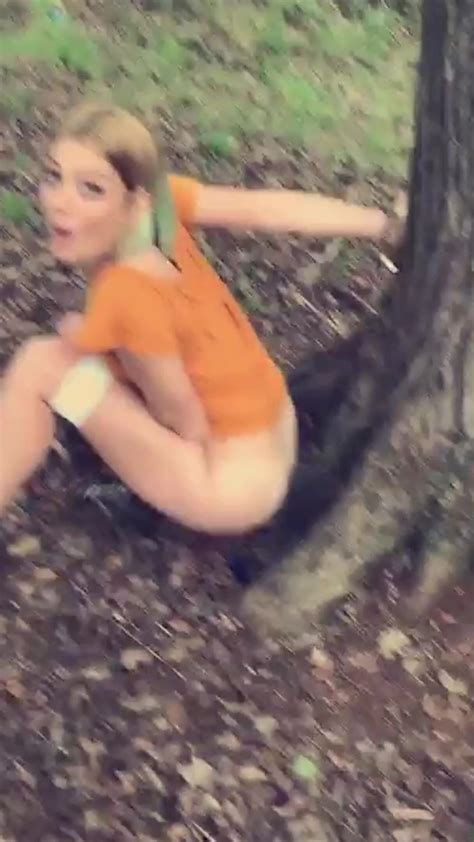 Cute Girl Pees By A Tree 日本語で