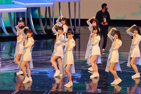 第71回nhk紅白歌合戦リハーサル 日向坂46「気持ちを込めて、皆さんを笑顔にできるようにパフォーマンスを小坂菜緒」 Screen